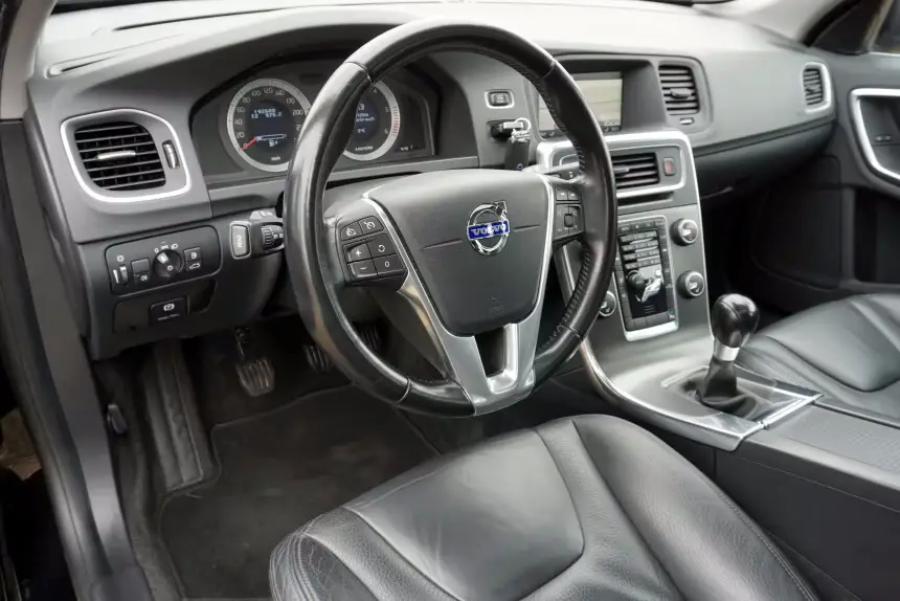 Brūns Volvo V60 2012 Rīga, ar dzinēja tilpumu 2.40 L un nobraukumu 193 tūkst. km par 8900 €, foto 18 vietnē AUTOMOTO.COM.LV
