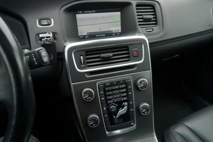 Brūns Volvo V60 2012 Rīga, ar dzinēja tilpumu 2.40 L un nobraukumu 193 tūkst. km par 8900 €, foto 20 vietnē AUTOMOTO.COM.LV