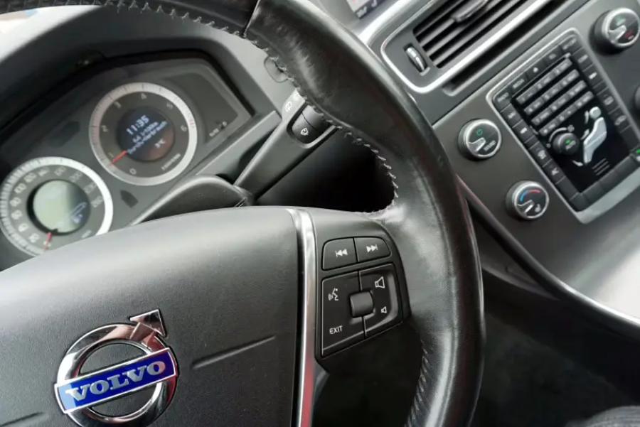 Brūns Volvo V60 2012 Rīga, ar dzinēja tilpumu 2.40 L un nobraukumu 193 tūkst. km par 8900 €, foto 21 vietnē AUTOMOTO.COM.LV