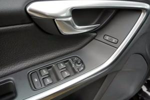 Brūns Volvo V60 2012 Rīga, ar dzinēja tilpumu 2.40 L un nobraukumu 193 tūkst. km par 8900 €, foto 24 vietnē AUTOMOTO.COM.LV