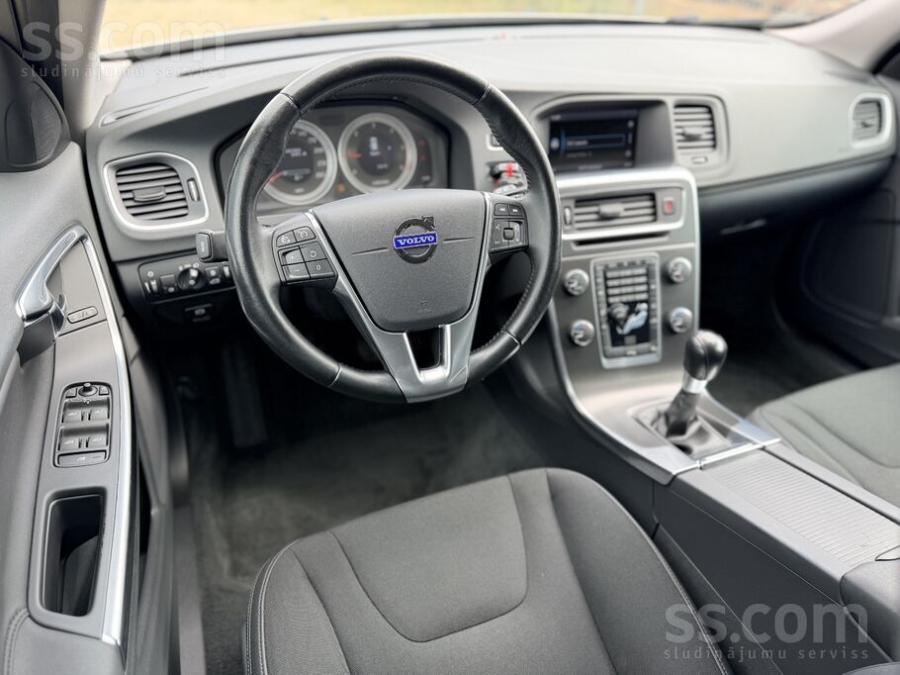 Brūns Volvo V60 2012 Rīga, ar dzinēja tilpumu 1.60 L un nobraukumu 158 tūkst. km par 6995 €, foto 10 vietnē AUTOMOTO.COM.LV