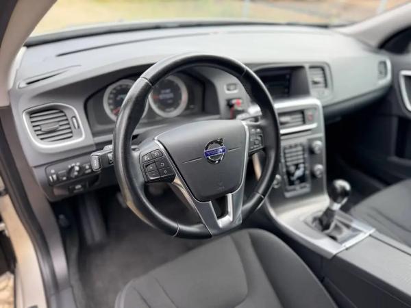 Brown Volvo V60 2012 in Riga, with an engine capacity of 1.60 L and mileage of 158 thousand km for 6995 €, photo 8 on AUTOMOTO.COM.LV