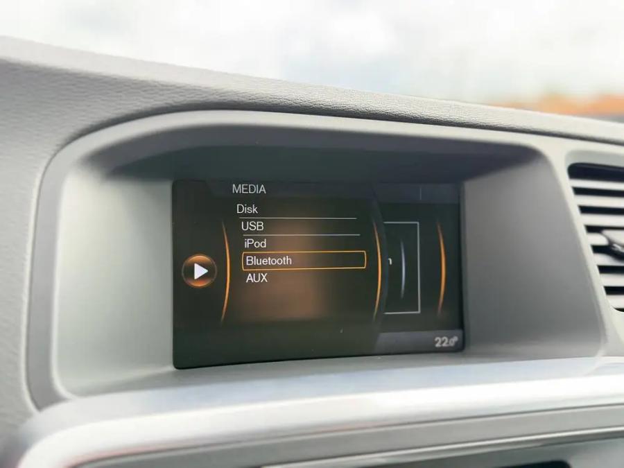 Brown Volvo V60 2012 in Riga, with an engine capacity of 1.60 L and mileage of 158 thousand km for 6995 €, photo 17 on AUTOMOTO.COM.LV