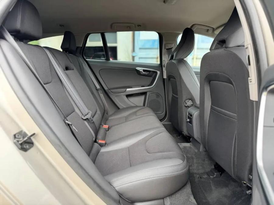 Brown Volvo V60 2012 in Riga, with an engine capacity of 1.60 L and mileage of 158 thousand km for 6995 €, photo 20 on AUTOMOTO.COM.LV