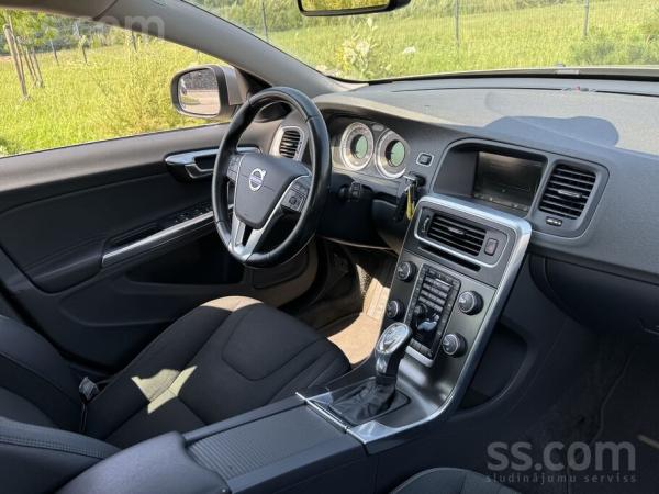 Brown Volvo V60 2012 in Jelgava, with an engine capacity of 2.40 L and mileage of 190 thousand km for 7490 €, photo 6 on AUTOMOTO.COM.LV