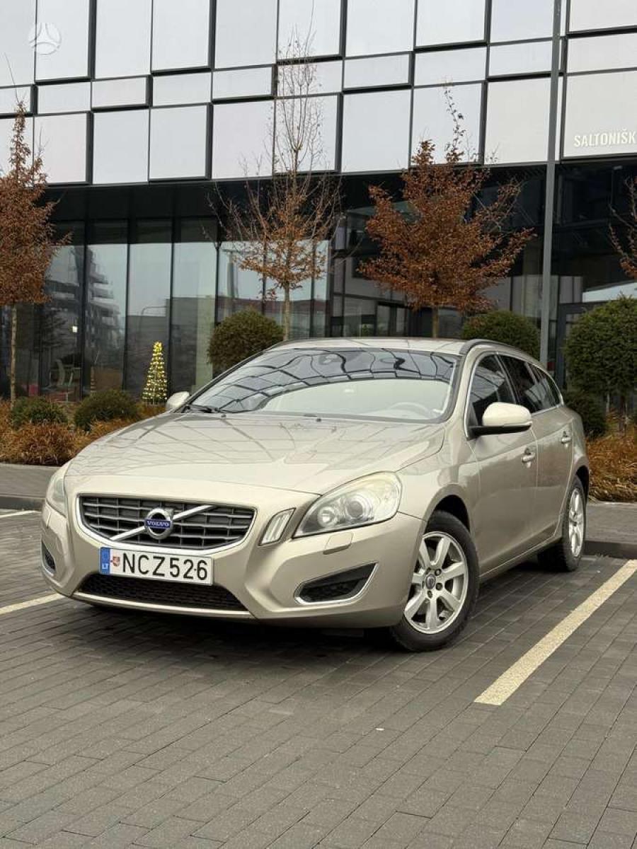 Brown Volvo V60 2013 in Vilnius, with an engine capacity of 1.56 L and mileage of 327 thousand km for 6800 €, photo 1 on AUTOMOTO.COM.LV