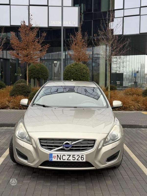 Brūns Volvo V60 2013 Viļņa, ar dzinēja tilpumu 1.56 L un nobraukumu 327 tūkst. km par 6800 €, foto 2 vietnē AUTOMOTO.COM.LV