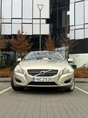 Brown Volvo V60 2013 in Vilnius, with an engine capacity of 1.56 L and mileage of 327 thousand km for 6800 €, photo 3 on AUTOMOTO.COM.LV