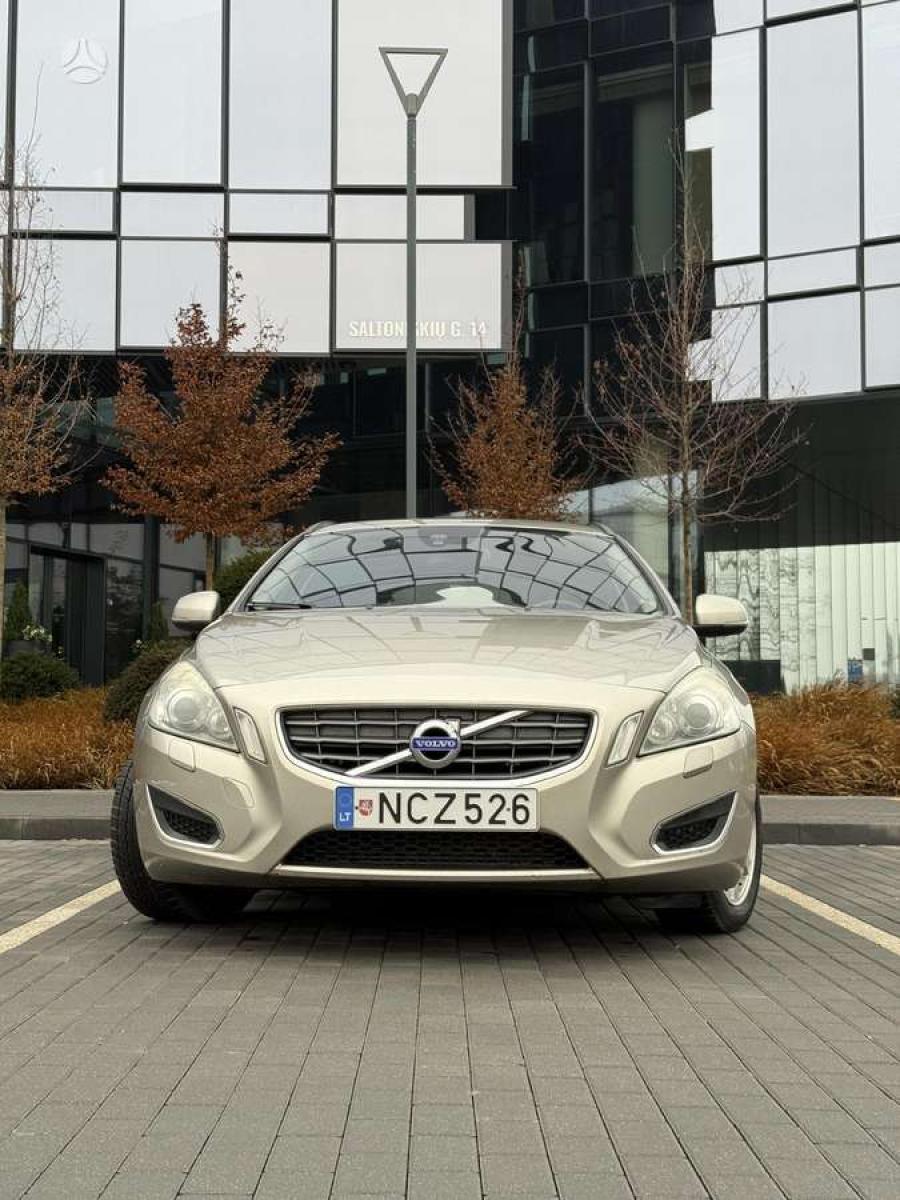 Brown Volvo V60 2013 in Vilnius, with an engine capacity of 1.56 L and mileage of 327 thousand km for 6800 €, photo 3 on AUTOMOTO.COM.LV
