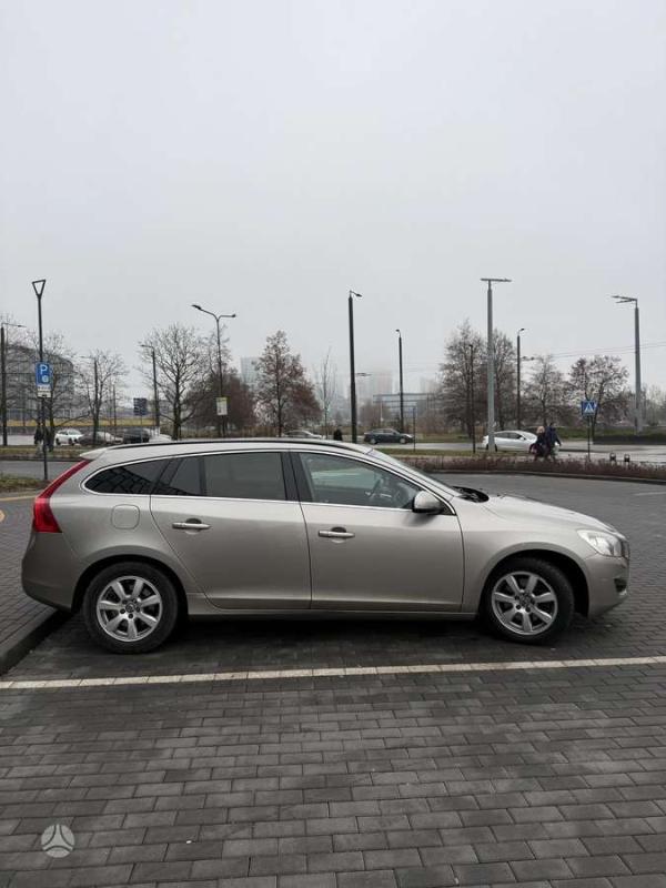 Brūns Volvo V60 2013 Viļņa, ar dzinēja tilpumu 1.56 L un nobraukumu 327 tūkst. km par 6800 €, foto 4 vietnē AUTOMOTO.COM.LV