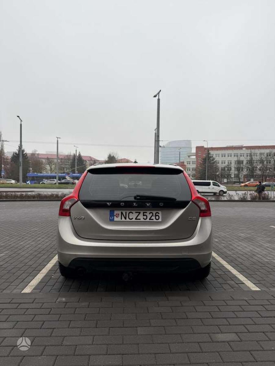 Brown Volvo V60 2013 in Vilnius, with an engine capacity of 1.56 L and mileage of 327 thousand km for 6800 €, photo 5 on AUTOMOTO.COM.LV