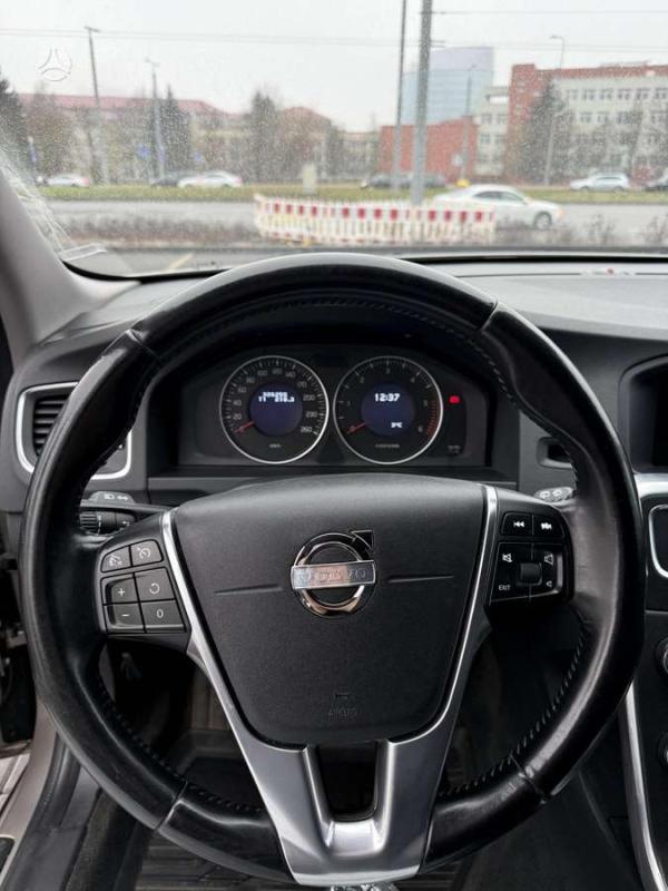 Brūns Volvo V60 2013 Viļņa, ar dzinēja tilpumu 1.56 L un nobraukumu 327 tūkst. km par 6800 €, foto 9 vietnē AUTOMOTO.COM.LV