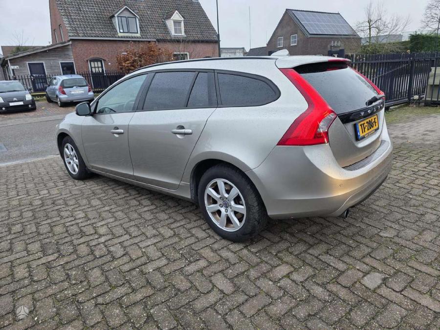 Brown Volvo V60 2013 in Vilnius, with an engine capacity of 1.56 L and mileage of 223 thousand km for 7200 €, photo 39 on AUTOMOTO.COM.LV