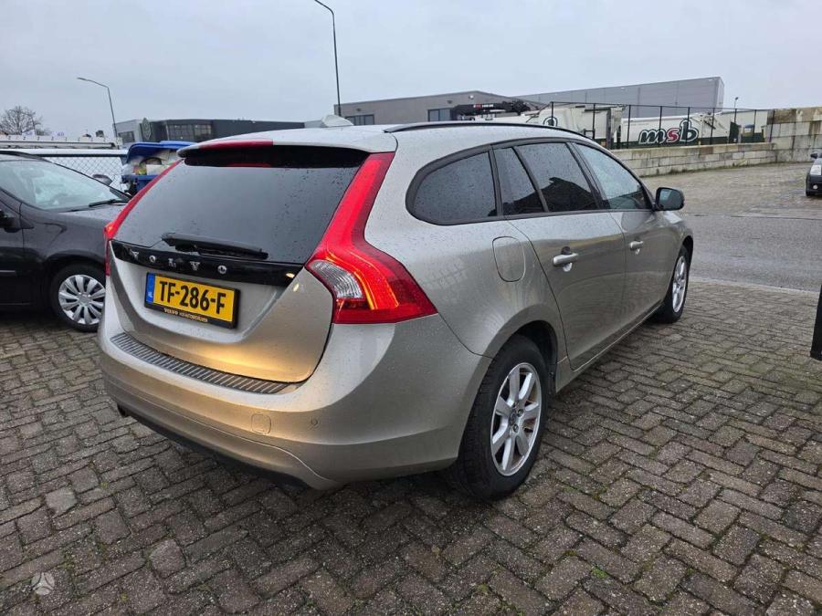 Brown Volvo V60 2013 in Vilnius, with an engine capacity of 1.56 L and mileage of 223 thousand km for 7200 €, photo 40 on AUTOMOTO.COM.LV