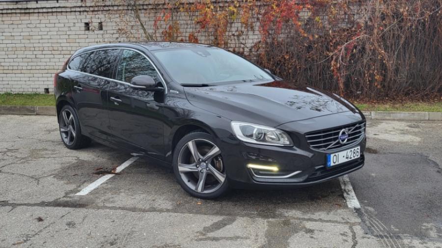 Brūns Volvo V60 2013 Rīga, ar dzinēja tilpumu 2.40 L un nobraukumu 270 tūkst. km par 8990 €, foto 1 vietnē AUTOMOTO.COM.LV