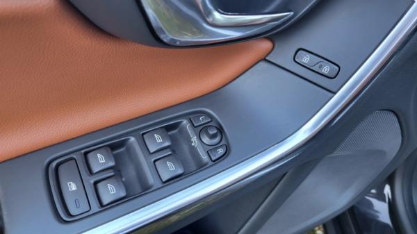 Brown Volvo V60 2013 in Riga, with an engine capacity of 2.40 L and mileage of 270 thousand km for 8990 €, photo 3 on AUTOMOTO.COM.LV