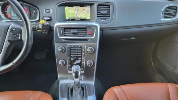 Brown Volvo V60 2013 in Riga, with an engine capacity of 2.40 L and mileage of 270 thousand km for 8990 €, photo 7 on AUTOMOTO.COM.LV