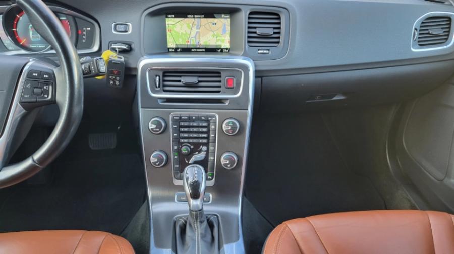 Brūns Volvo V60 2013 Rīga, ar dzinēja tilpumu 2.40 L un nobraukumu 270 tūkst. km par 8990 €, foto 8 vietnē AUTOMOTO.COM.LV