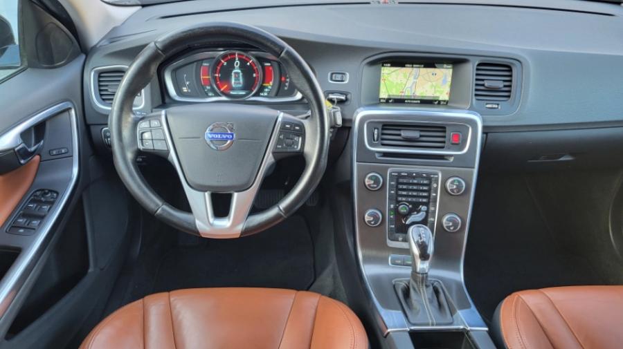Brūns Volvo V60 2013 Rīga, ar dzinēja tilpumu 2.40 L un nobraukumu 270 tūkst. km par 8990 €, foto 9 vietnē AUTOMOTO.COM.LV