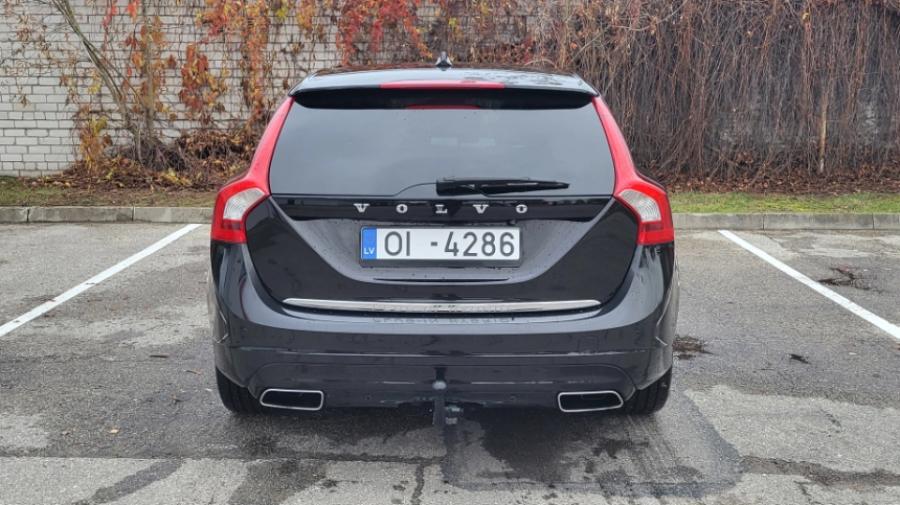 Brūns Volvo V60 2013 Rīga, ar dzinēja tilpumu 2.40 L un nobraukumu 270 tūkst. km par 8990 €, foto 19 vietnē AUTOMOTO.COM.LV