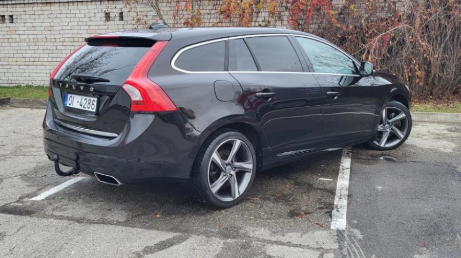 Brūns Volvo V60 2013 Rīga, ar dzinēja tilpumu 2.40 L un nobraukumu 270 tūkst. km par 8990 €, foto 25 vietnē AUTOMOTO.COM.LV