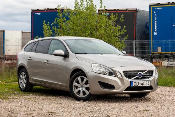 Brown Volvo V60 2013 in Riga, with an engine capacity of 1.60 L and mileage of 213 thousand km for 6495 €, photo 1 on AUTOMOTO.COM.LV