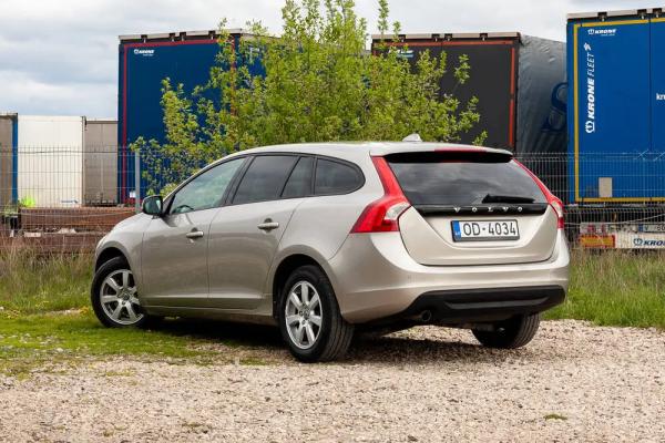 Brown Volvo V60 2013 in Riga, with an engine capacity of 1.60 L and mileage of 213 thousand km for 6495 €, photo 2 on AUTOMOTO.COM.LV