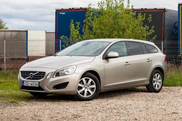 Brown Volvo V60 2013 in Riga, with an engine capacity of 1.60 L and mileage of 213 thousand km for 6495 €, photo 3 on AUTOMOTO.COM.LV