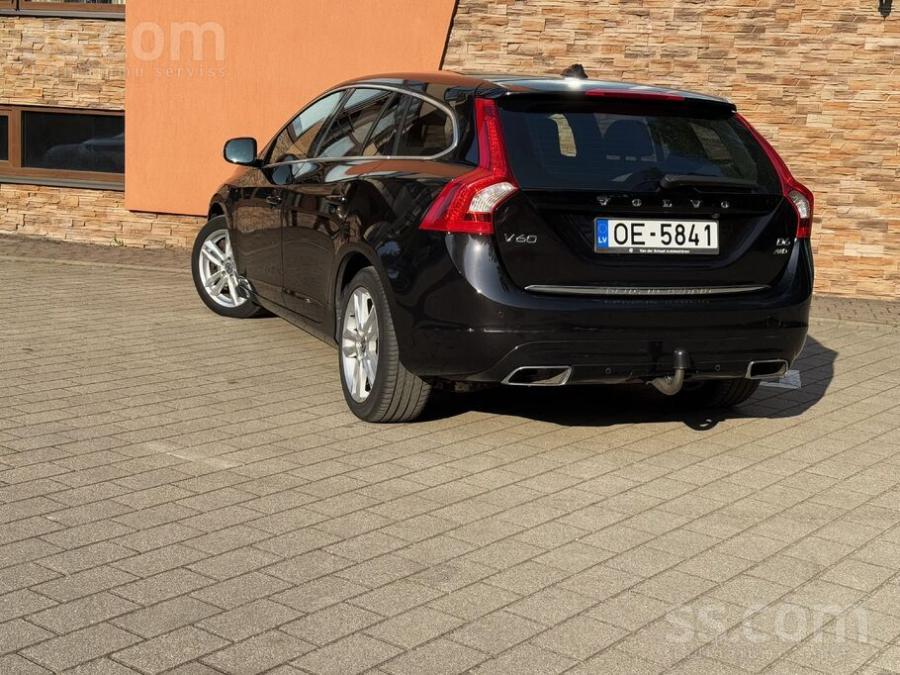 Brūns Volvo V60 2014 Rīga, ar dzinēja tilpumu 2.40 L un nobraukumu 223 tūkst. km par 6950 €, foto 4 vietnē AUTOMOTO.COM.LV