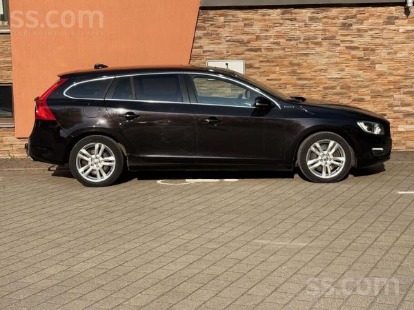 Brūns Volvo V60 2014 Rīga, ar dzinēja tilpumu 2.40 L un nobraukumu 223 tūkst. km par 6950 €, foto 6 vietnē AUTOMOTO.COM.LV