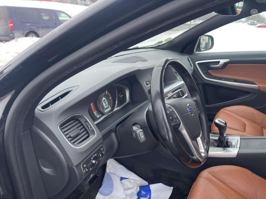 Brown Volvo V60 2014 in Kaunas, with an engine capacity of 1.97 L and mileage of 270 thousand km for 5950 €, photo 18 on AUTOMOTO.COM.LV