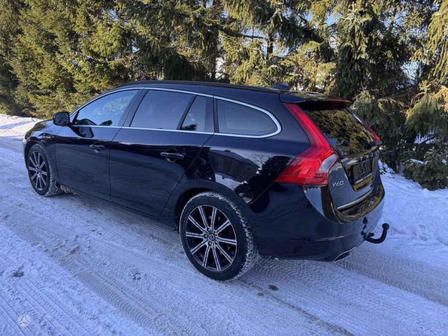 Brūns Volvo V60 2014 Alīta, ar dzinēja tilpumu 2.40 L un nobraukumu 237 tūkst. km par 6900 €, foto 5 vietnē AUTOMOTO.COM.LV