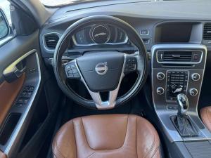 Brūns Volvo V60 2014 Alīta, ar dzinēja tilpumu 2.40 L un nobraukumu 237 tūkst. km par 6900 €, foto 17 vietnē AUTOMOTO.COM.LV