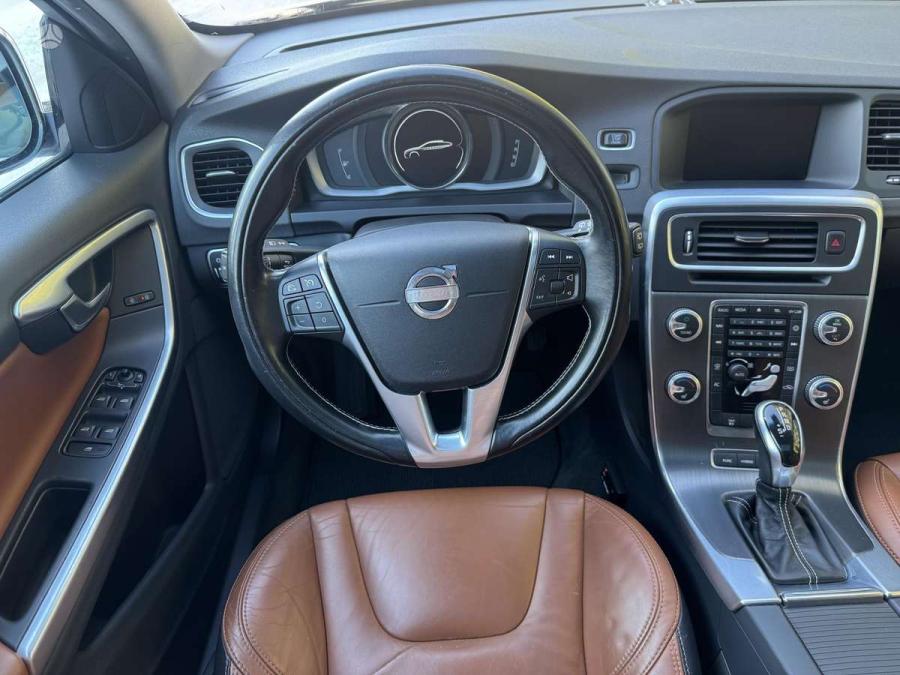 Brūns Volvo V60 2014 Alīta, ar dzinēja tilpumu 2.40 L un nobraukumu 237 tūkst. km par 6900 €, foto 17 vietnē AUTOMOTO.COM.LV