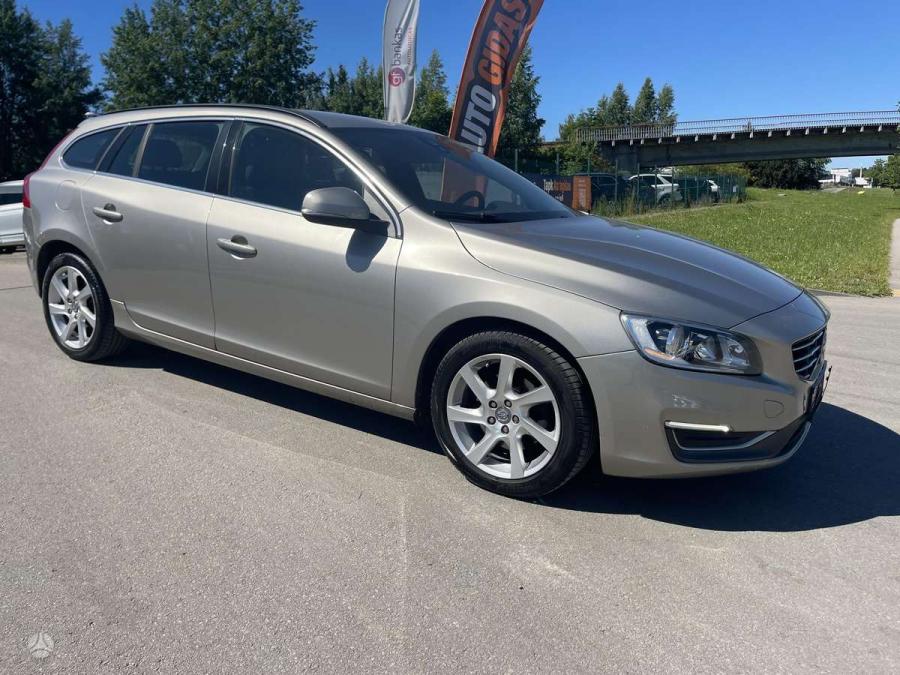 Brown Volvo V60 2014 in Kaunas, with an engine capacity of 1.98 L and mileage of 272 thousand km for 7150 €, photo 3 on AUTOMOTO.COM.LV