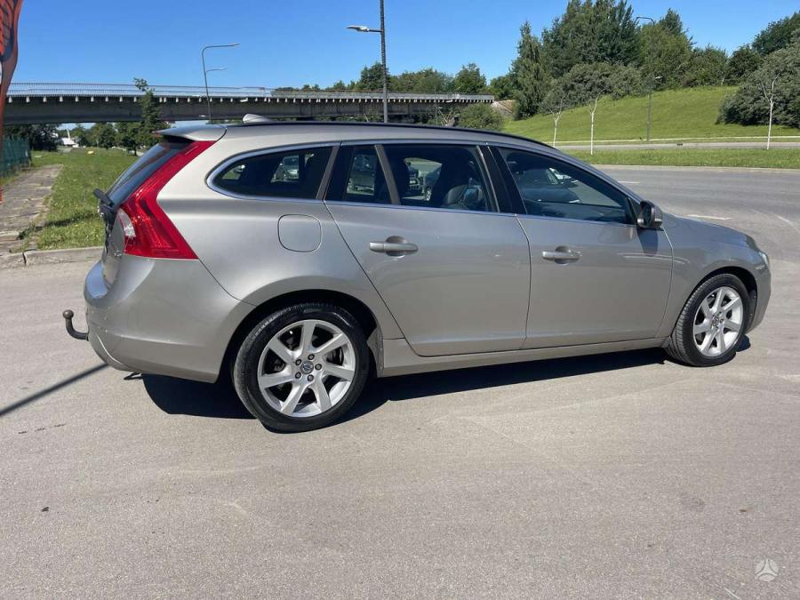 Brown Volvo V60 2014 in Kaunas, with an engine capacity of 1.98 L and mileage of 272 thousand km for 7150 €, photo 16 on AUTOMOTO.COM.LV