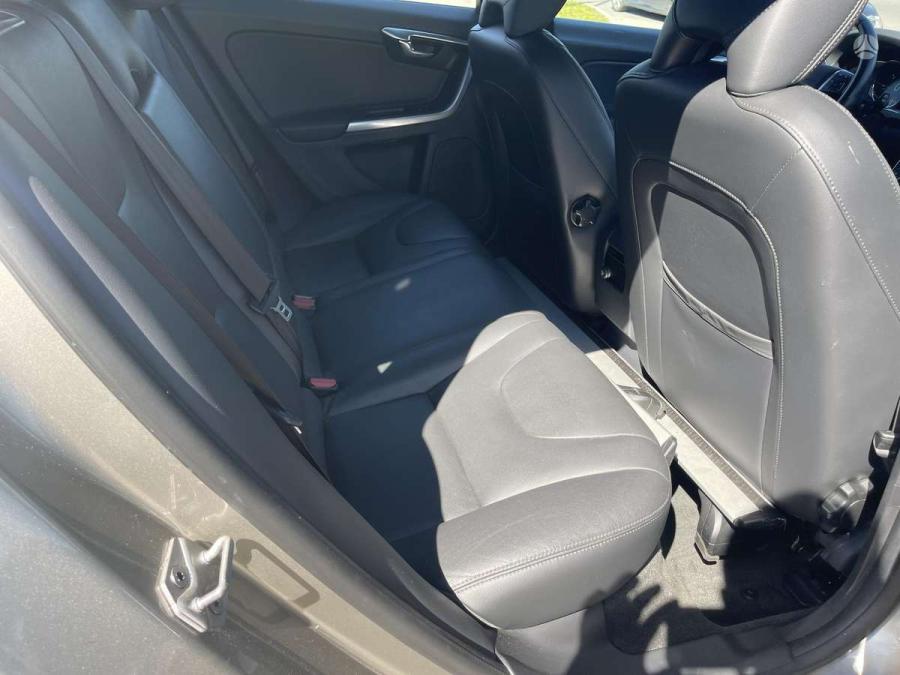 Brown Volvo V60 2014 in Kaunas, with an engine capacity of 1.98 L and mileage of 272 thousand km for 7150 €, photo 26 on AUTOMOTO.COM.LV