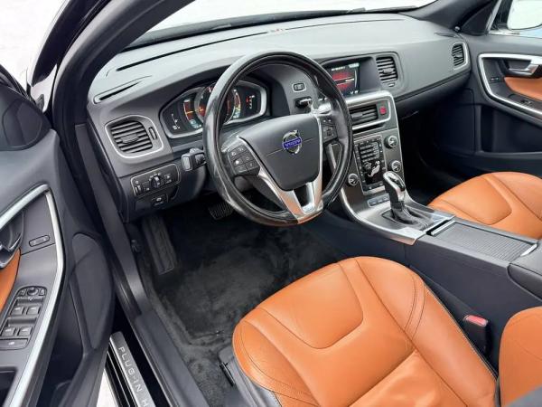 Brown Volvo V60 2014 in Riga, with an engine capacity of 2.40 L and mileage of 0 thousand km for 7350 €, photo 10 on AUTOMOTO.COM.LV