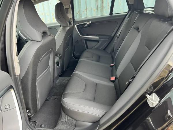 Brūns Volvo V60 2014 Rīga, ar dzinēja tilpumu 2.00 L un nobraukumu 86 tūkst. km par 9995 €, foto 6 vietnē AUTOMOTO.COM.LV