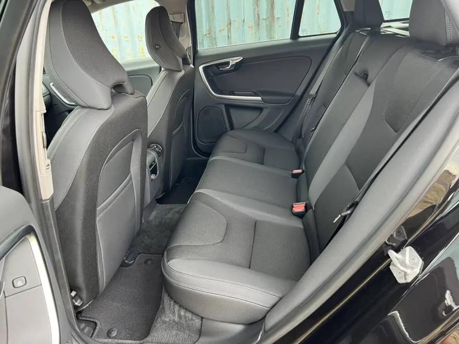 Brūns Volvo V60 2014 Rīga, ar dzinēja tilpumu 2.00 L un nobraukumu 86 tūkst. km par 9995 €, foto 7 vietnē AUTOMOTO.COM.LV