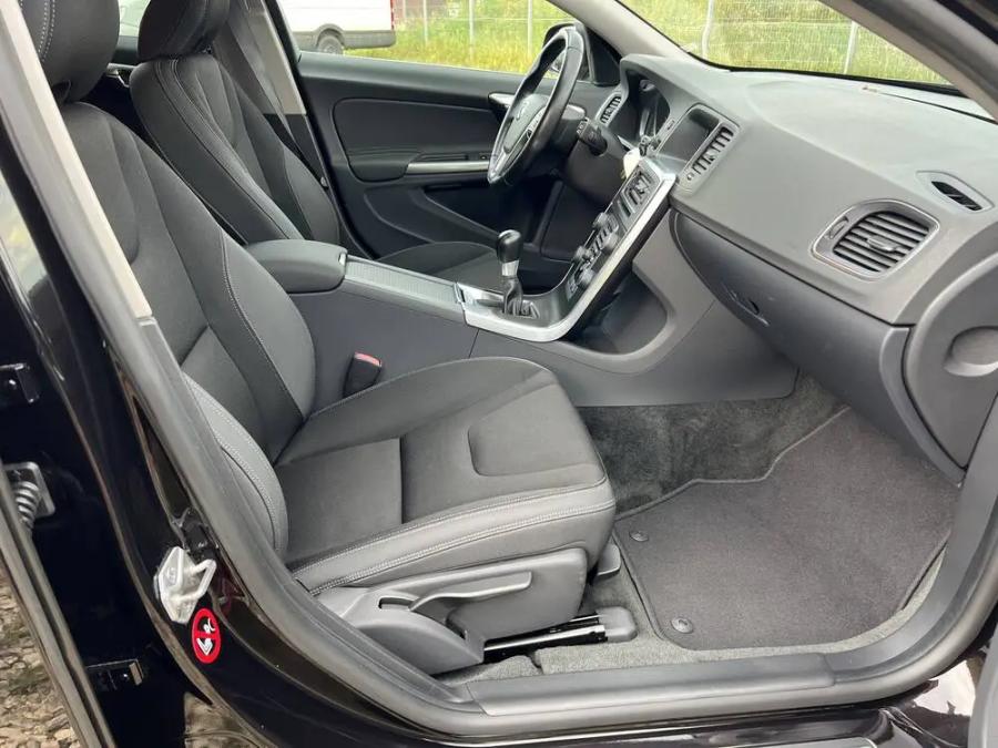 Brūns Volvo V60 2014 Rīga, ar dzinēja tilpumu 2.00 L un nobraukumu 86 tūkst. km par 9995 €, foto 12 vietnē AUTOMOTO.COM.LV