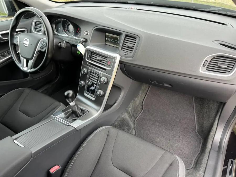Brūns Volvo V60 2014 Rīga, ar dzinēja tilpumu 2.00 L un nobraukumu 86 tūkst. km par 9995 €, foto 13 vietnē AUTOMOTO.COM.LV