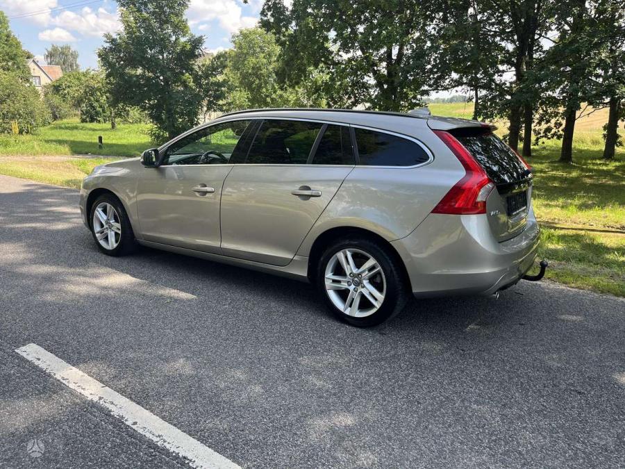 Brown Volvo V60 2014 in Prienai, with an engine capacity of 2.00 L and mileage of 289 thousand km for 6250 €, photo 4 on AUTOMOTO.COM.LV