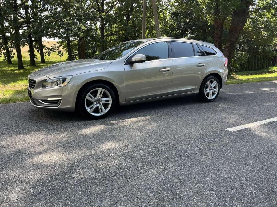 Brown Volvo V60 2014 in Prienai, with an engine capacity of 2.00 L and mileage of 289 thousand km for 6250 €, photo 8 on AUTOMOTO.COM.LV