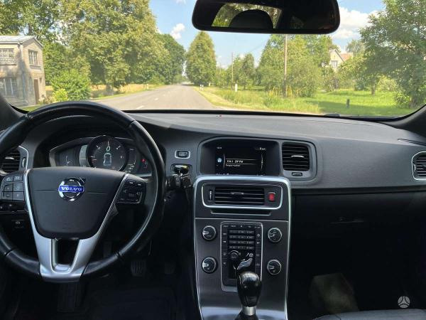 Brūns Volvo V60 2014 Prienai, ar dzinēja tilpumu 2.00 L un nobraukumu 289 tūkst. km par 6250 €, foto 8 vietnē AUTOMOTO.COM.LV