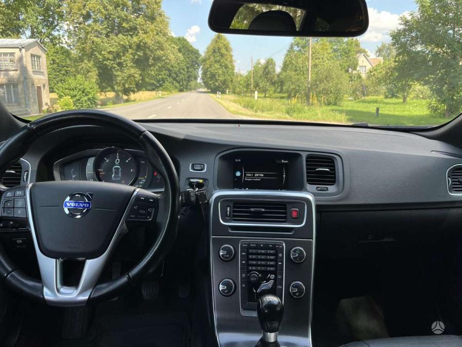 Brown Volvo V60 2014 in Prienai, with an engine capacity of 2.00 L and mileage of 289 thousand km for 6250 €, photo 9 on AUTOMOTO.COM.LV