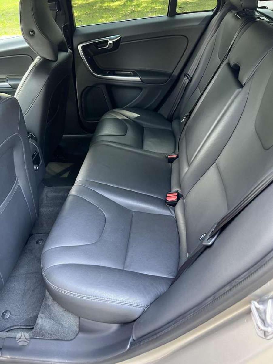 Brown Volvo V60 2014 in Prienai, with an engine capacity of 2.00 L and mileage of 289 thousand km for 6250 €, photo 13 on AUTOMOTO.COM.LV