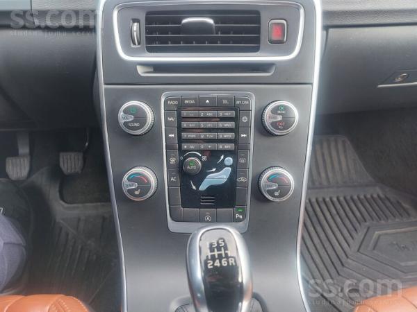 Brūns Volvo V60 2014 Ventspils, ar dzinēja tilpumu 2.00 L un nobraukumu 0 tūkst. km par 6599 €, foto 9 vietnē AUTOMOTO.COM.LV