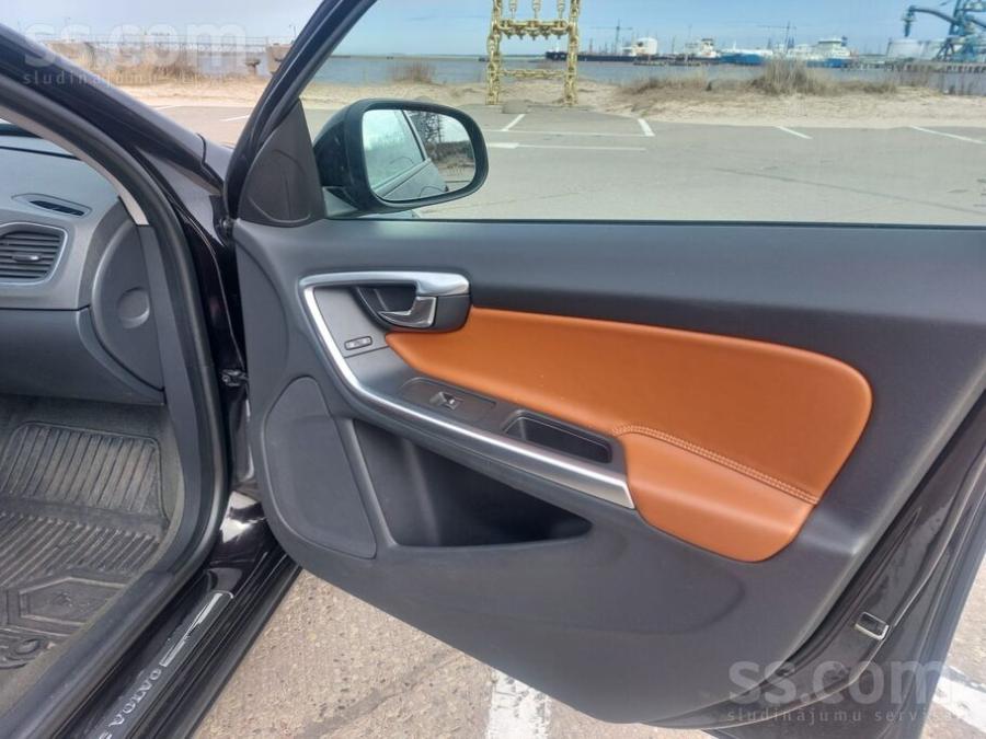 Brown Volvo V60 2014 in Ventspils, with an engine capacity of 2.00 L and mileage of 0 thousand km for 6599 €, photo 7 on AUTOMOTO.COM.LV