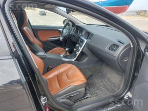 Brown Volvo V60 2014 in Ventspils, with an engine capacity of 2.00 L and mileage of 0 thousand km for 6599 €, photo 8 on AUTOMOTO.COM.LV
